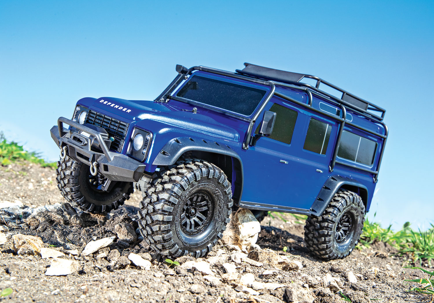 Traxxas TRX-4 Land Rover Defender s metalicky modrou karoserií | Astra